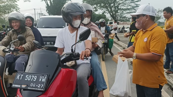 Wujud Komunitas Yang Bermanfaat, KSTB Berbagi Ratusan Takjil di Bulan ...